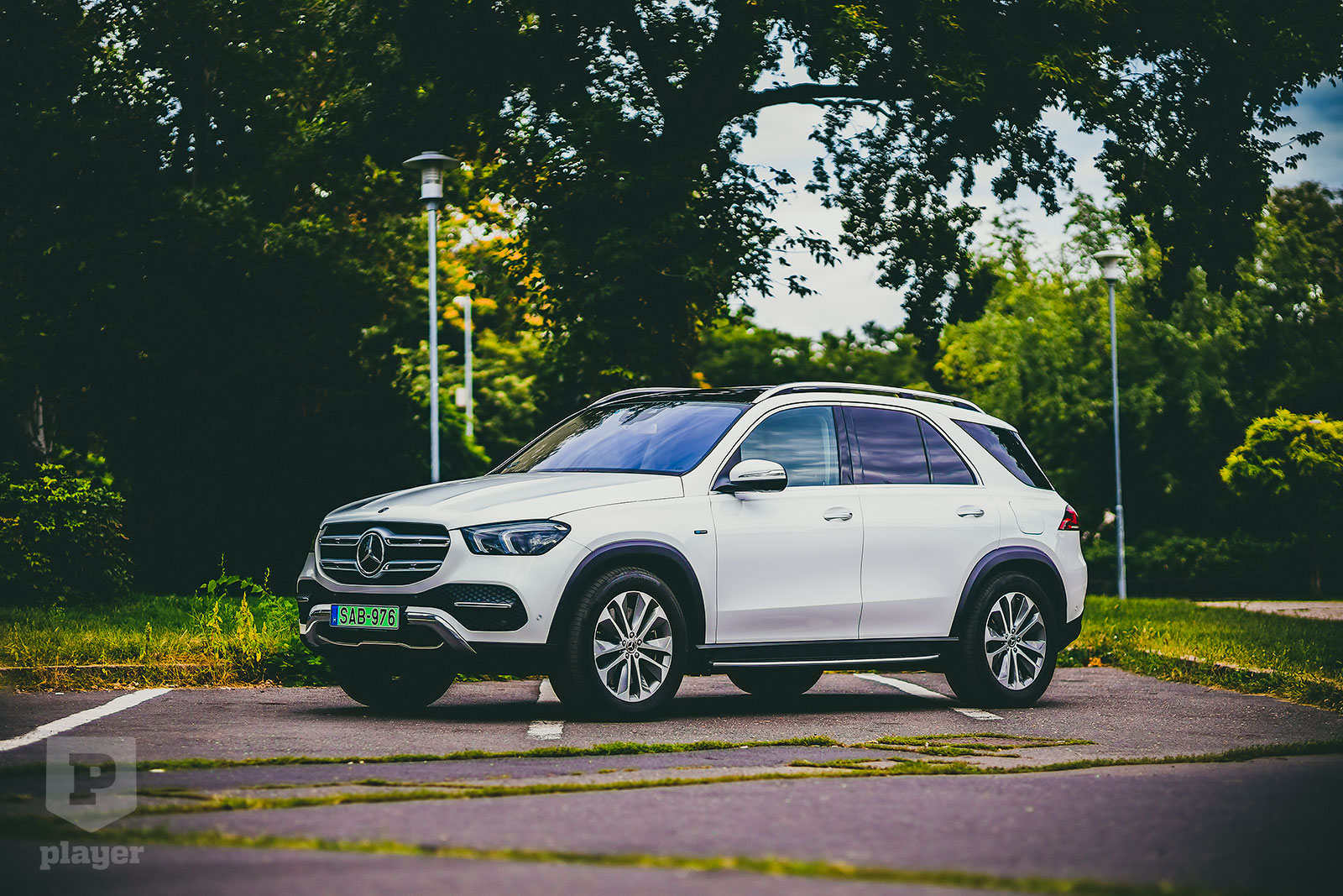 Gúnynak tűnik rajta a zöld rendszám, pedig nem az – Mercedes-Benz GLE ...