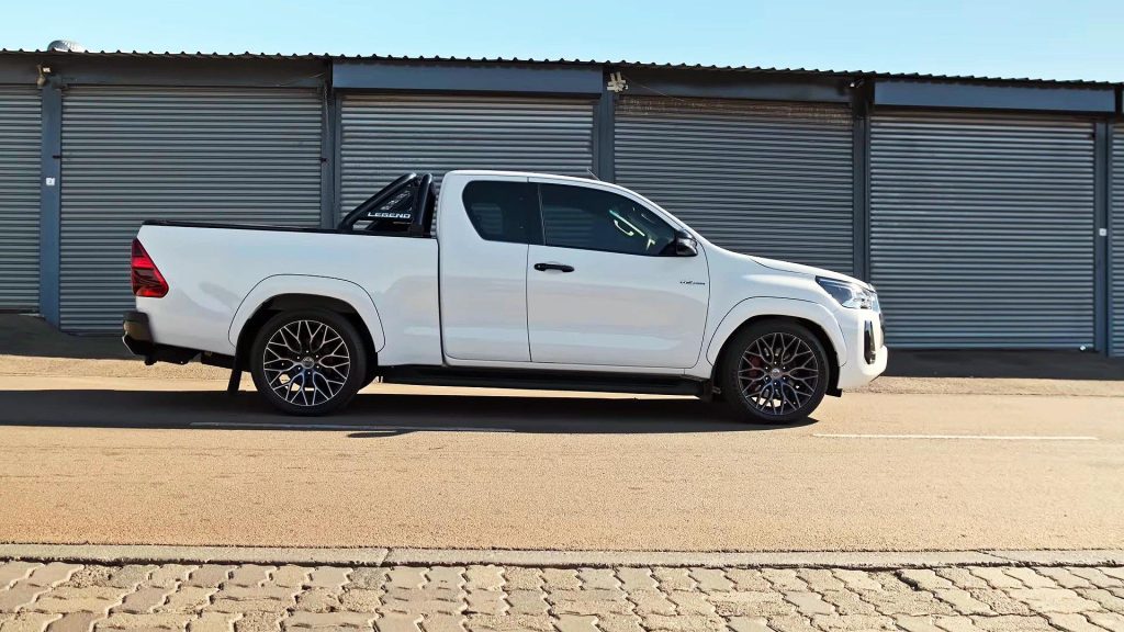 AMG-motorral dobták fel ezt a Toyota Hiluxot | Az online férfimagazin