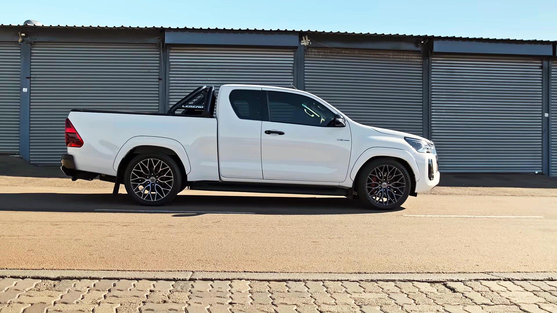 AMG-motorral dobták fel ezt a Toyota Hiluxot | Az online férfimagazin