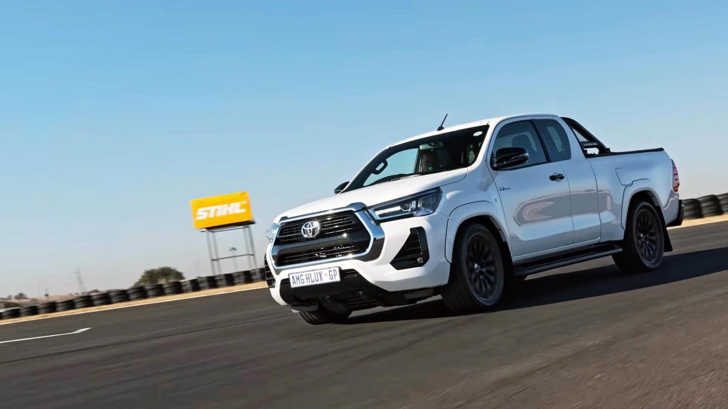 AMG-motorral dobták fel ezt a Toyota Hiluxot | Az online férfimagazin